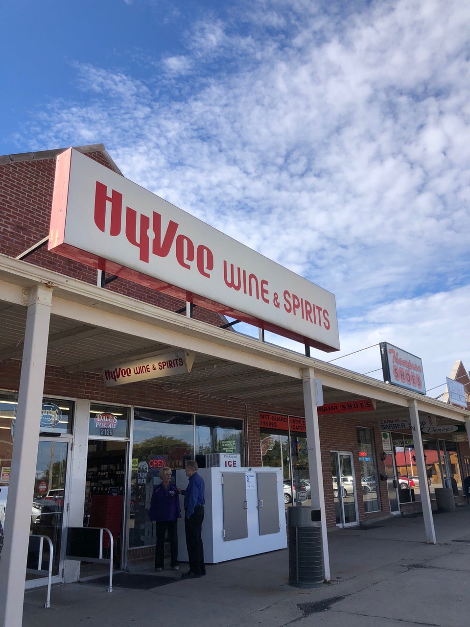 HY-VEE WINE & SPIRITS - 2126 Kimball Ave, Waterloo IA - Hours ...