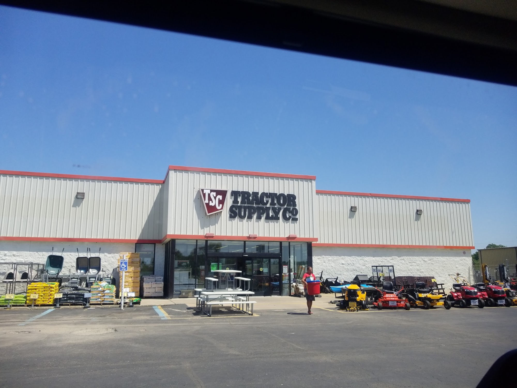 TRACTOR SUPPLY CO. - 710 NE US 24 HWY, Topeka KS - Hours, Directions ...