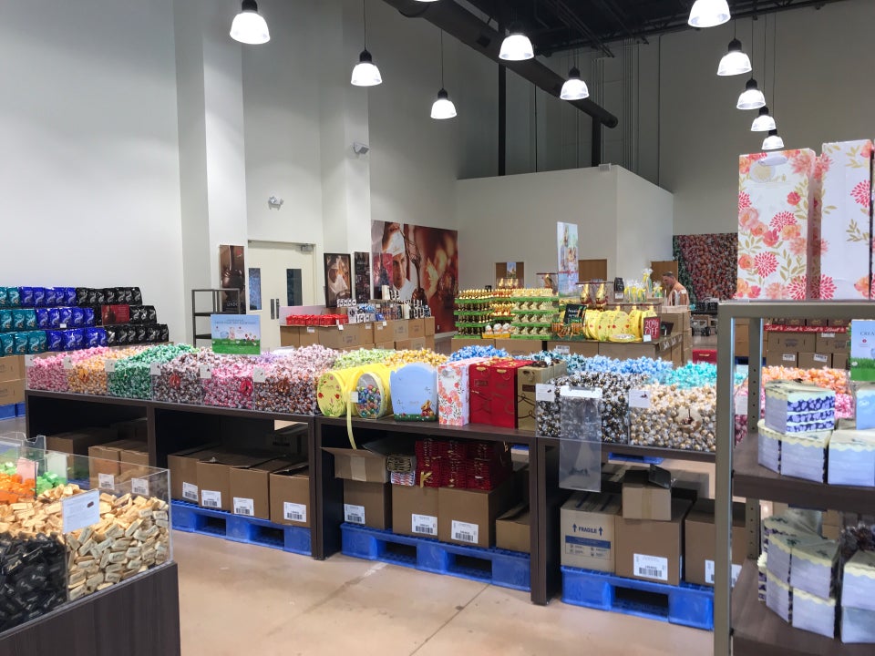 LINDT CHOCOLATE SHOP - Carlisle PA - Hours, Directions, Reviews ...